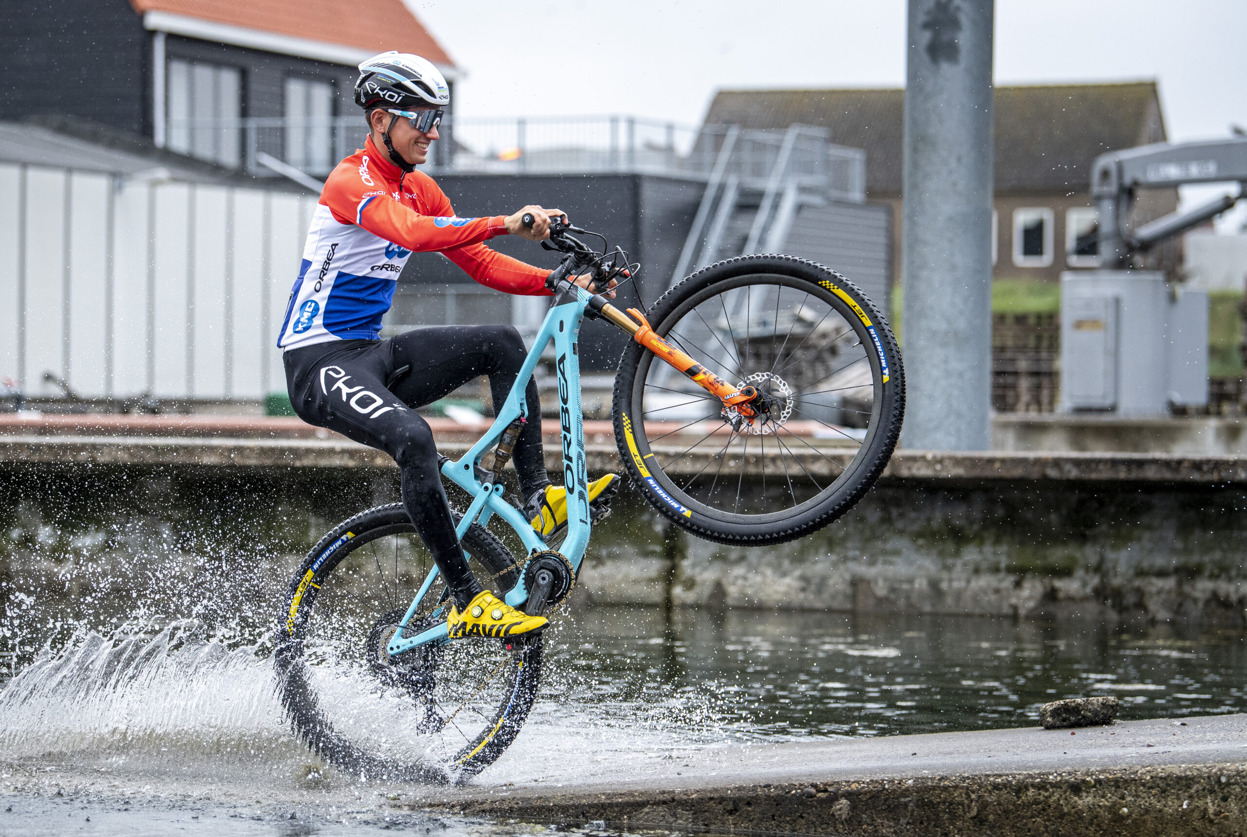 Kersvers Nederlands kampioen mountainbike Milan Vader zet zich in voor ... Kersvers Nederlands kampioen mountainbike Milan Vader zet zich in voor ...